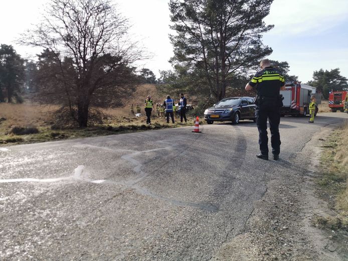 Auto met vier inzittenden vliegt over de kop in Hoog Soeren: twee ...
