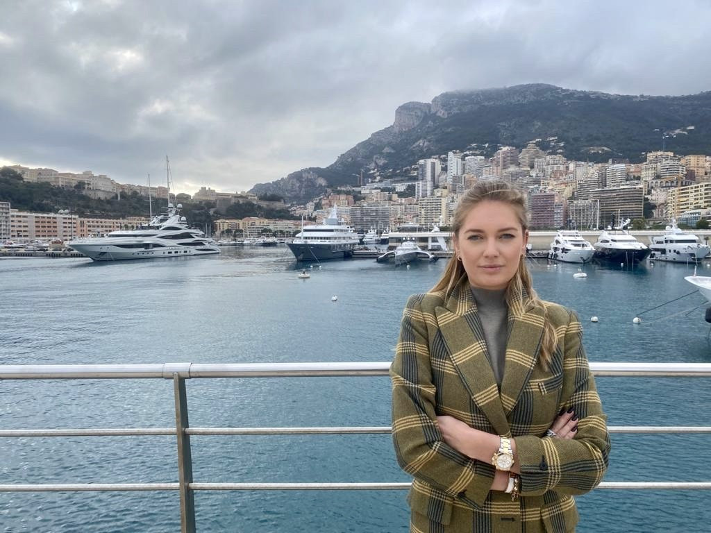 Herentalse Noémie (27) verhuurt privéjets vanuit Monaco: “25.000 euro ...