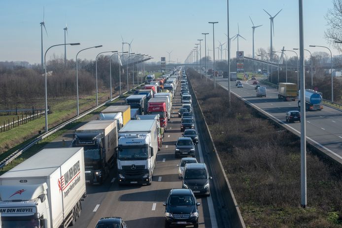 40 minuten file op E17 richting Antwerpen vanaf Haasdonk | Antwerpen ...