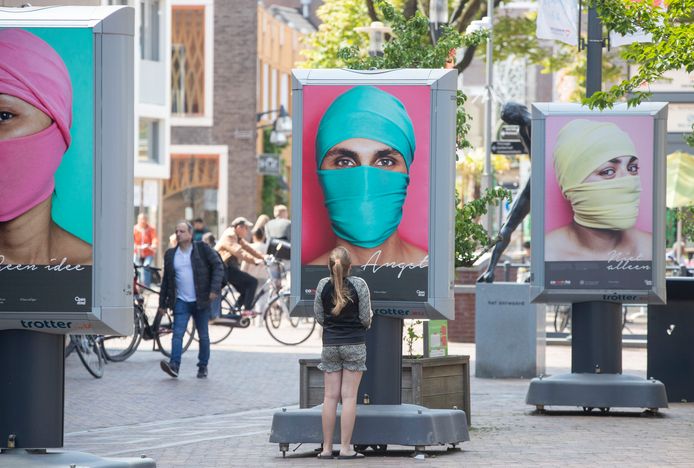 Kleurrijke portretten geven mensenhandel een gezicht in hartje ...