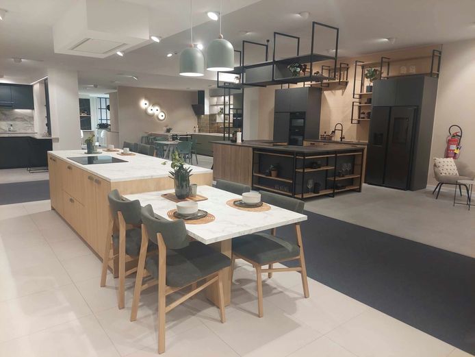 NET OPEN. Donald Muylle stelt grootste toonzaal van Dovy Keukens in ...