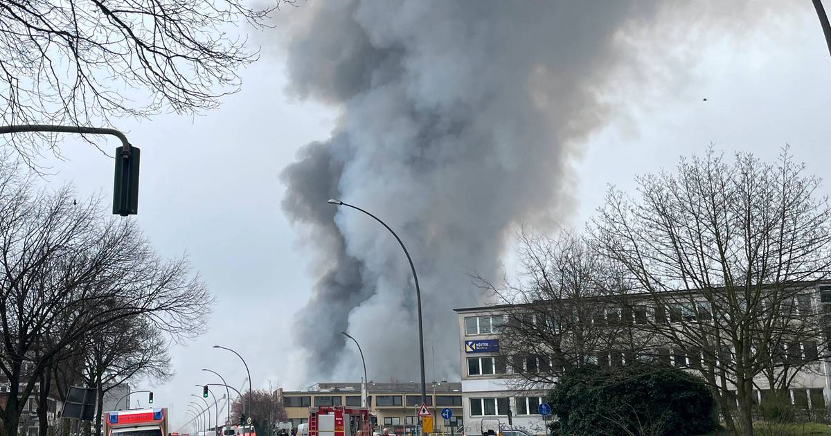 Zware brand uitgebroken in twee loodsen in Hamburg, “extreem ...