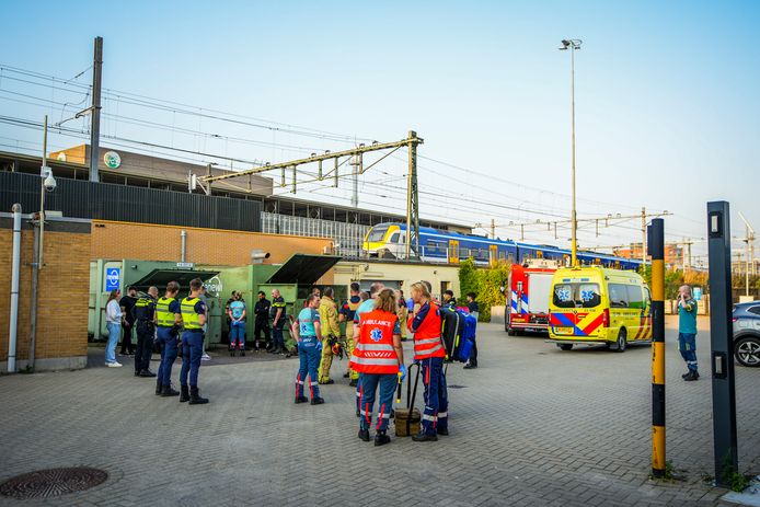 Man klimt in container met afvalpers bij station Eindhoven ...