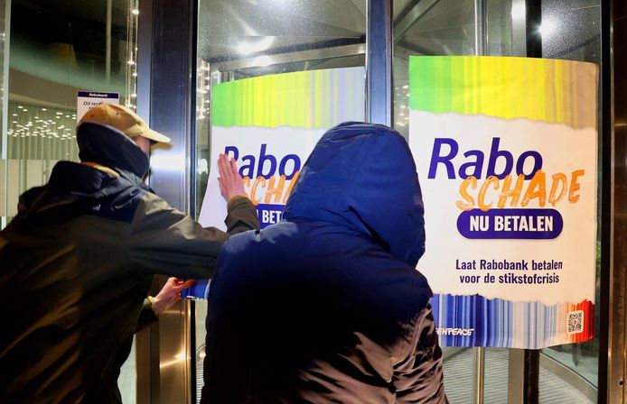 Greenpeace-activisten beplakken Rabobank-filiaal Den Bosch met posters ...