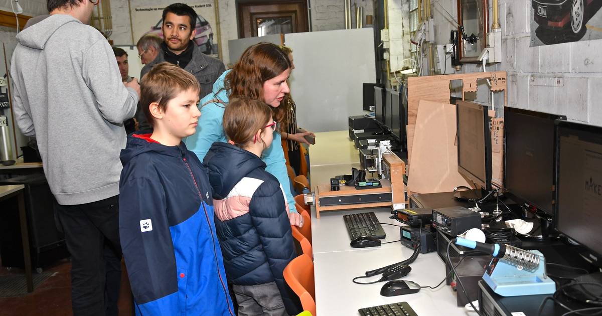 Makerspace in garage van de gemeentelijke basisschool, samenkomen om ...