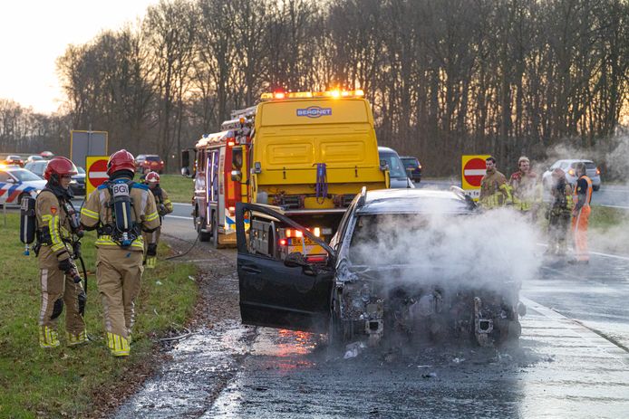 Auto vliegt op Rijksweg bij A27 in brand, afrit Eemnes tijdelijk ...