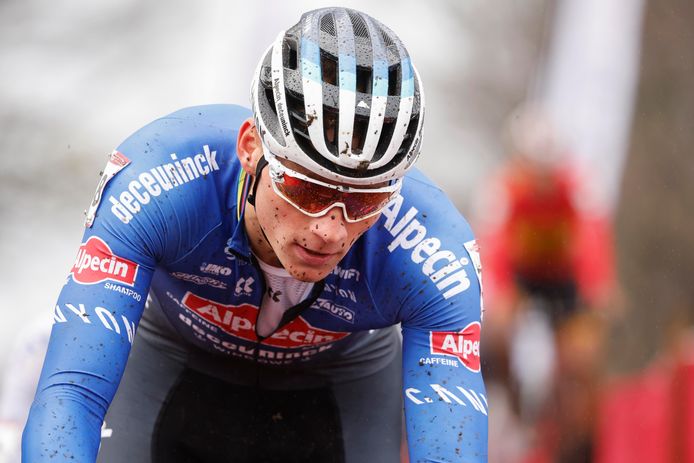 “Zeker tien technische fouten gemaakt”: Mathieu van der Poel wint ...