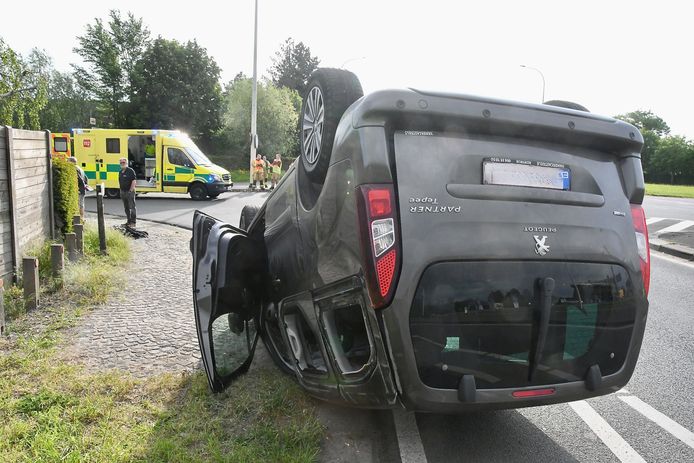 Twee bestuurders naar ziekenhuis na zware klap op kruispunt in Poperinge | Poperinge | hln.be