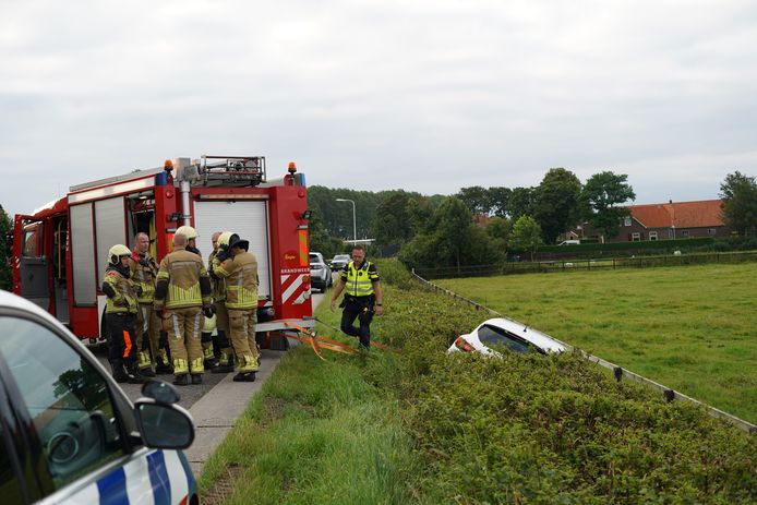 Man verliest macht over het stuur en belandt in een diepe greppel in IJsselmuiden | 112 nieuws ...