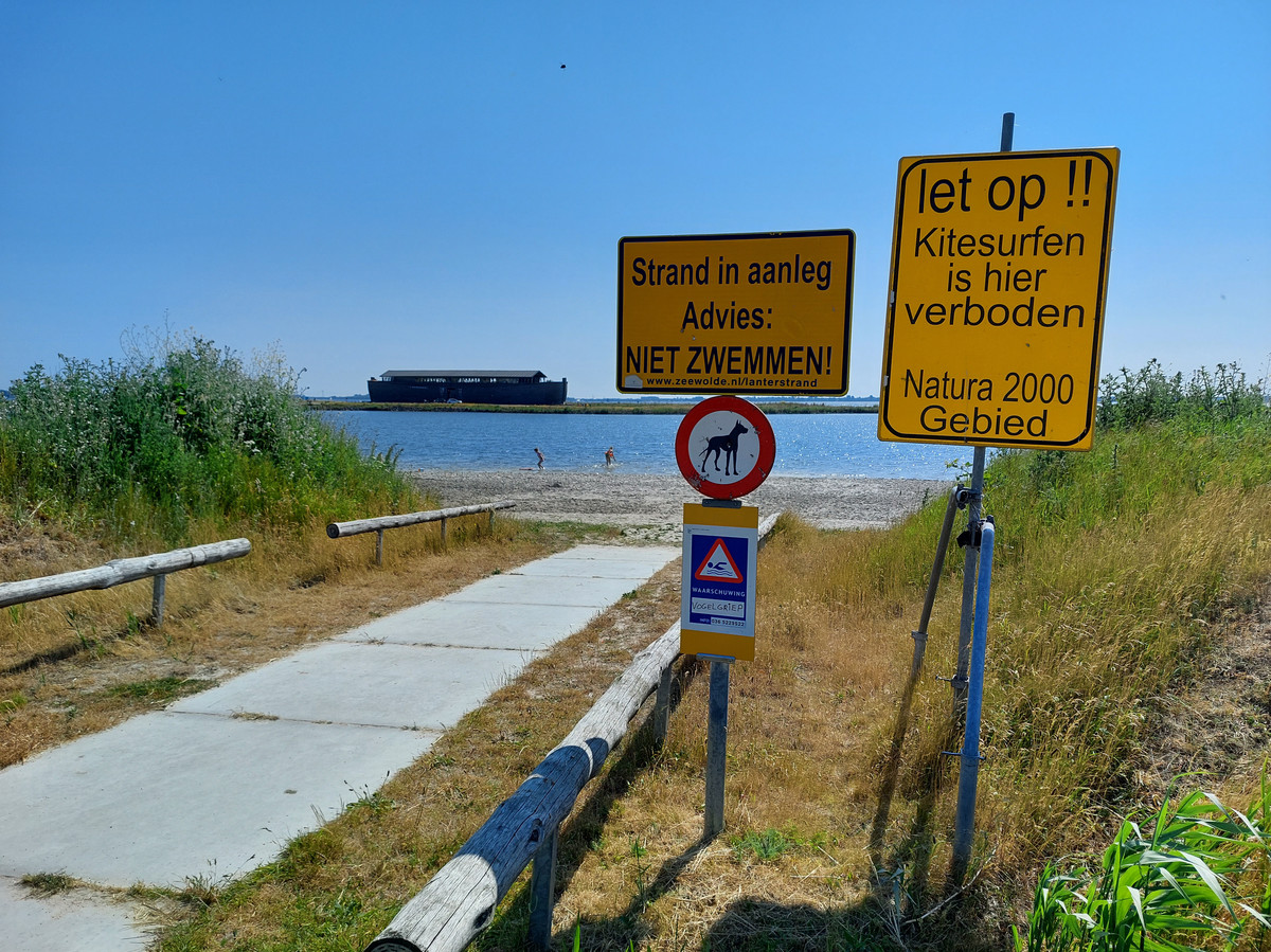 Kitesurfers hopen nog steeds op gunstige wind richting Woldstrand bij ...