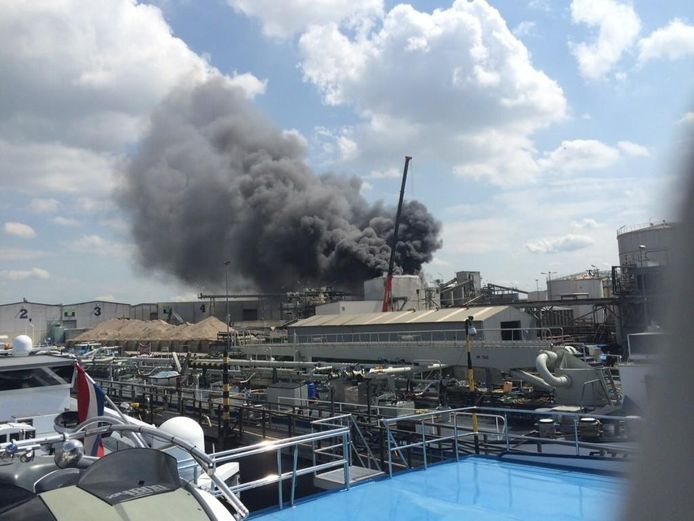 Brand bij zandfabriek Martens en Van Oord in Moerdijk voorbij (video ...