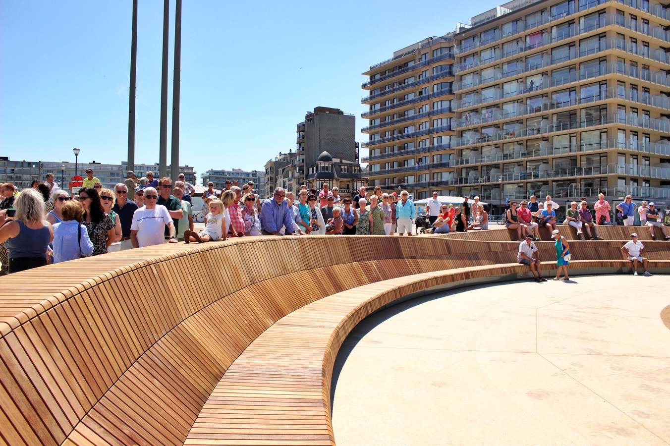 Vernieuwde Zeedijk in Westende officieel geopend: “Geen reuzenrad, maar ...