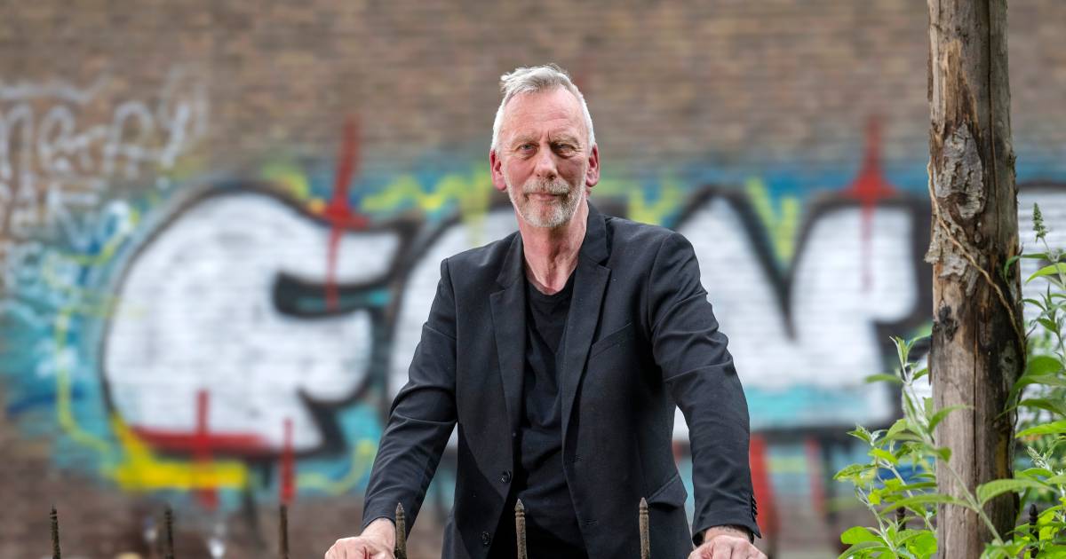 Robert Brouwer (60) debuteert met bitterzoete roman die deels over hem zelf gaat: ‘Ik kan lachen ...