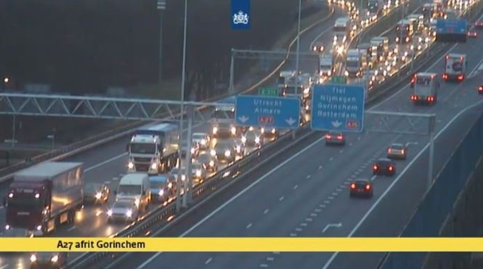 Lokale wegen bomvol door ongeluk en lange files op A27 en A15 | Rivierenland | AD.nl