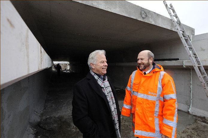 Oostrand rolt zich langzaam uit over polder | Moerdijk | bndestem.nl