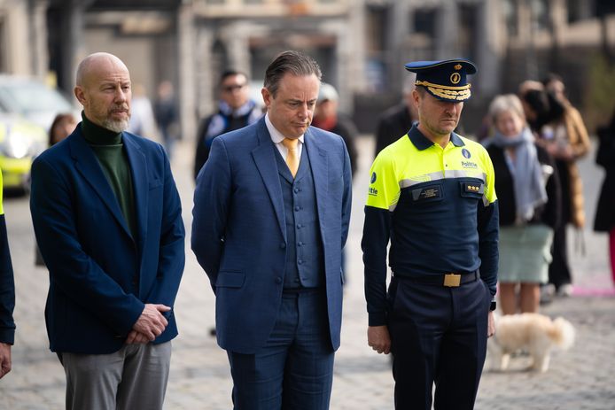 Antwerpse politie houdt minuut stilte voor doodgeschoten agent Jonathan ...