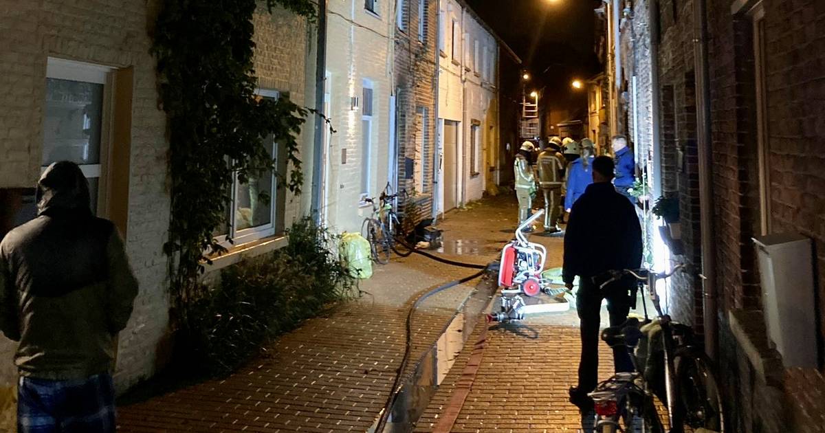 Man raakt gewond bij frietketelbrand in keuken: rijhuis in smalste ...