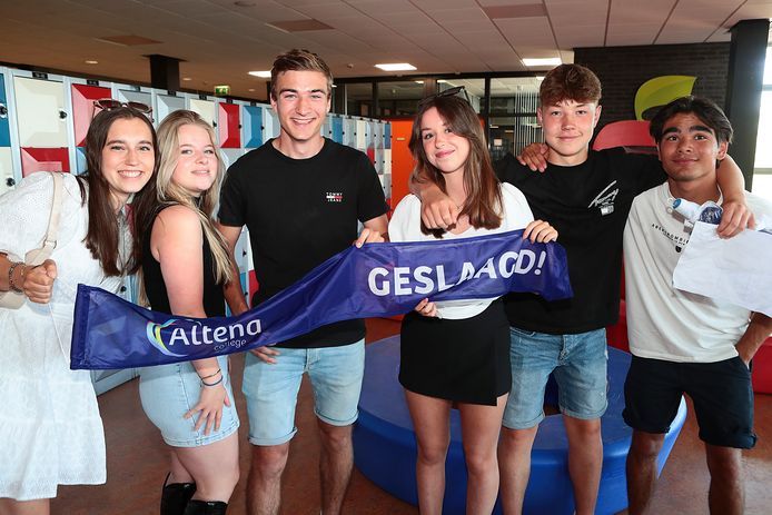 Vreugde(tranen) bij de geslaagden van het Altena College | Altena | bd.nl