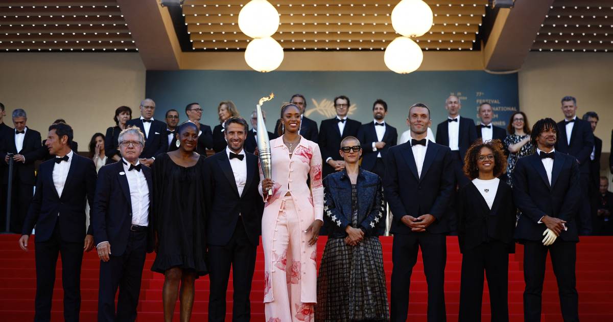 Atleten dragen olympische vlam over rode loper bij filmfestival van ...