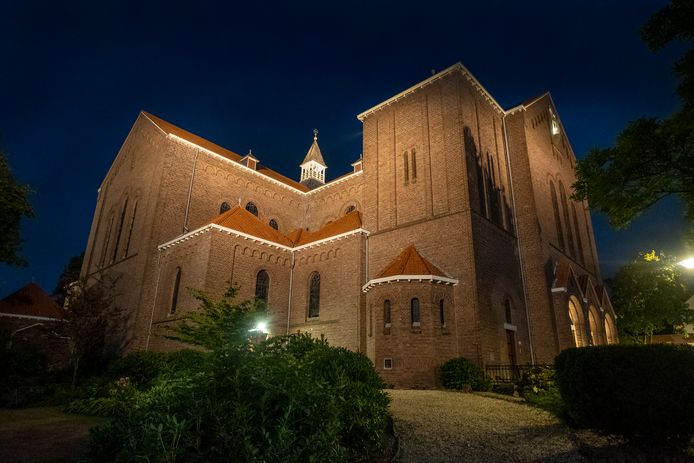 De kerk in Groesbeek blijft de hele nacht verlicht: ‘Moet dat nou ...