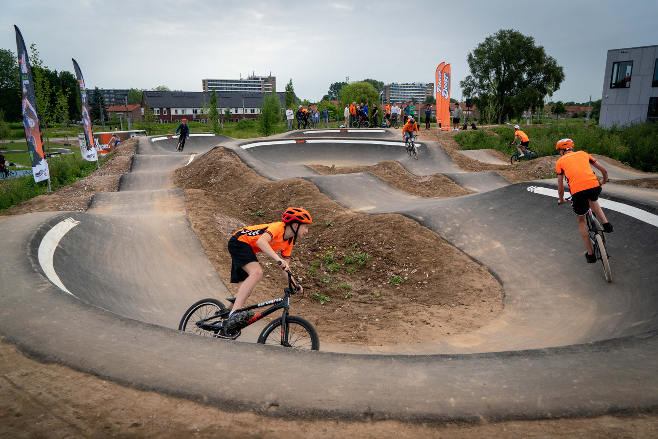Knallen en vallen tijdens de opening van de pumptrackbaan | Foto ...