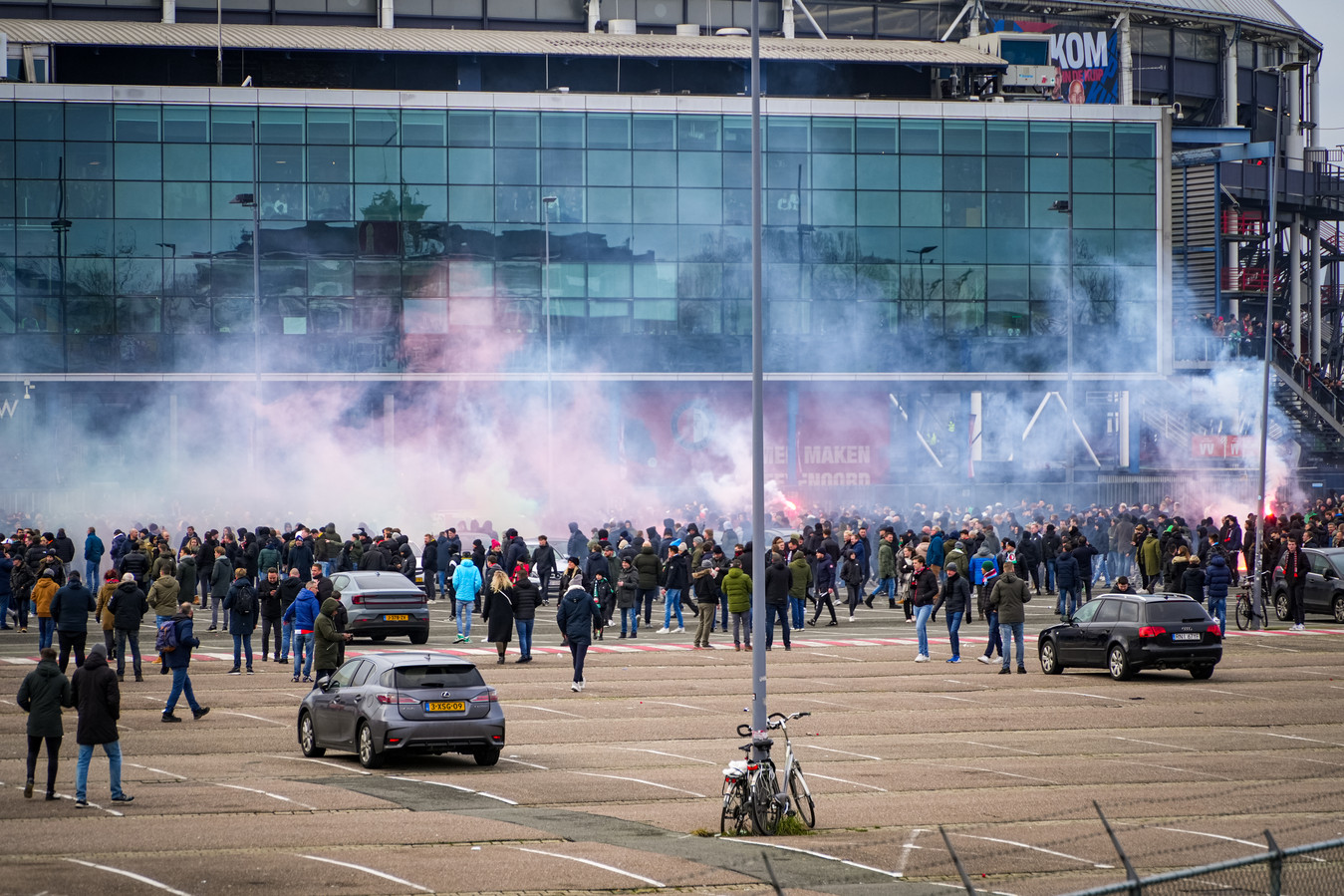 Onrustige aankomst spelersbus Feyenoord; zeven aanhoudingen voor aftrap ... Onrustige aankomst spelersbus Feyenoord; zeven aanhoudingen voor aftrap ...