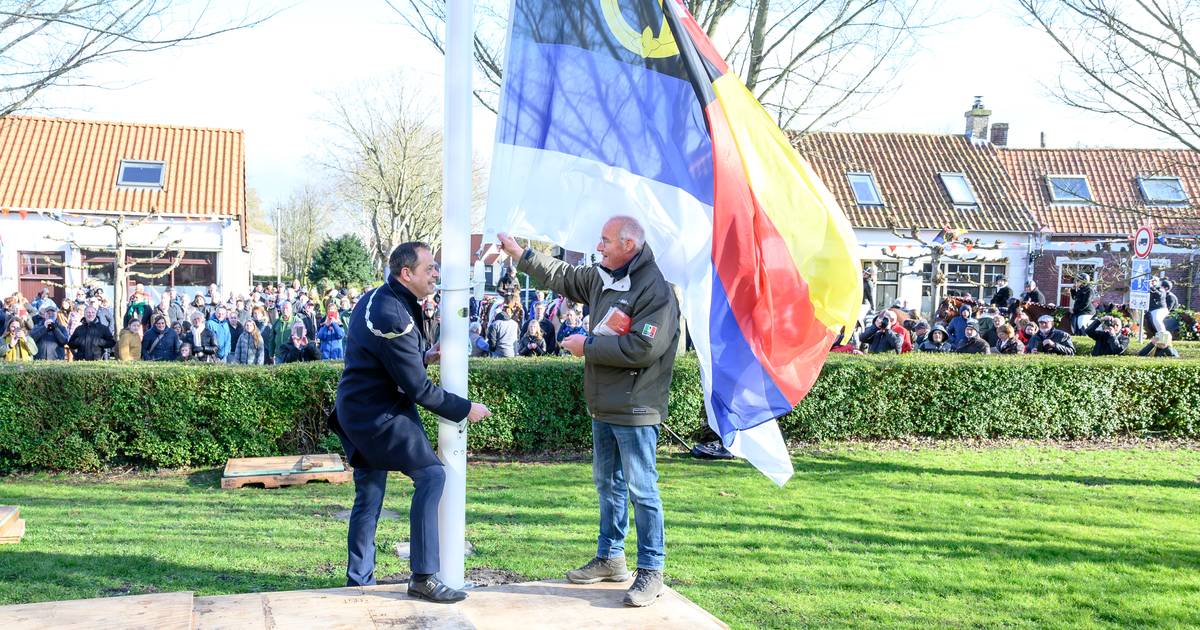 Rens is maar wat trots op zijn dorp; Meer dan 100 versierde trekpaarden ...
