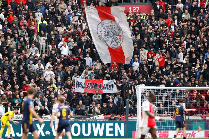 F-Side van Ajax zingt Alex Kroes toe en vindt dat Michael van Praag weg ...