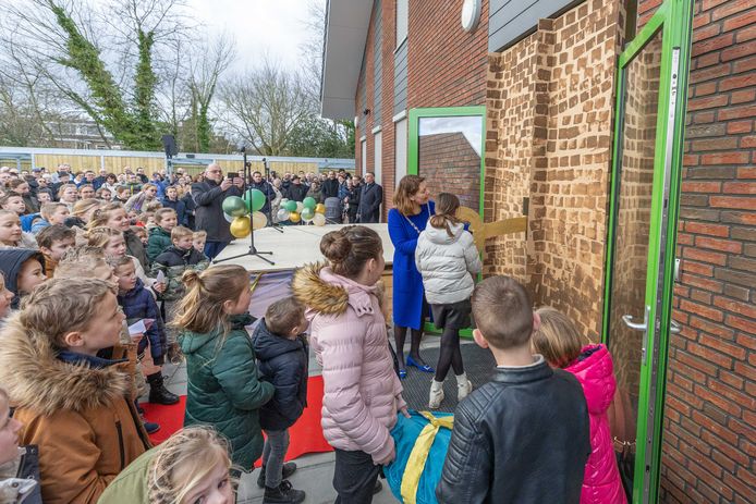 Honderden geïnteresseerden lopen uit voor de nieuwe reformatorische ...