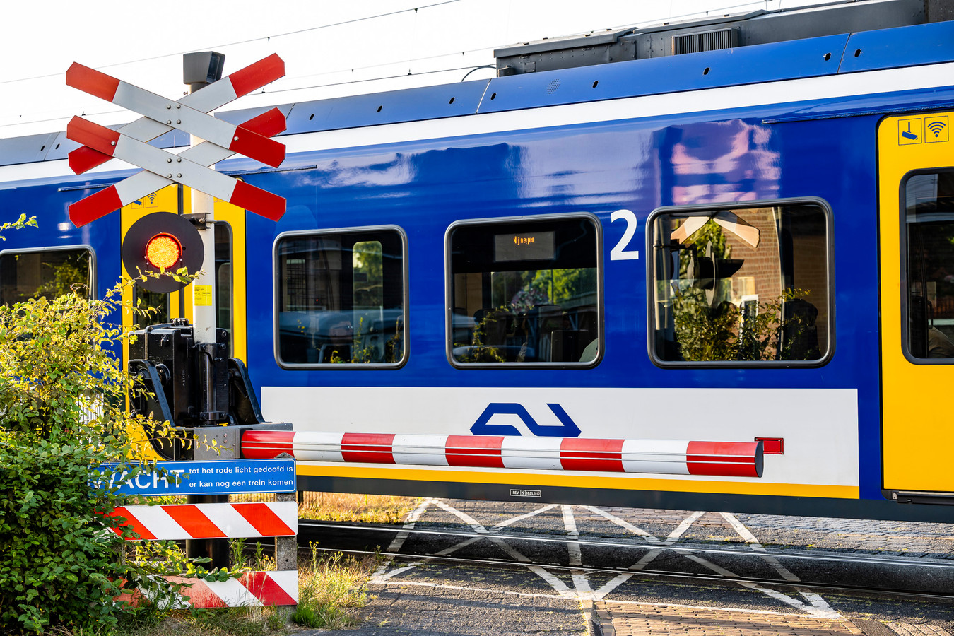 Jonge fietser ontkomt aan botsing met trein, treinen rijden weer tussen ...