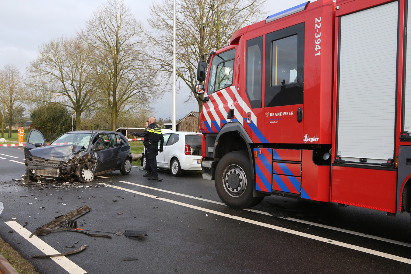 Man (24) ernstig gewond bij ongeluk met drie auto's tussen Diessen en ...