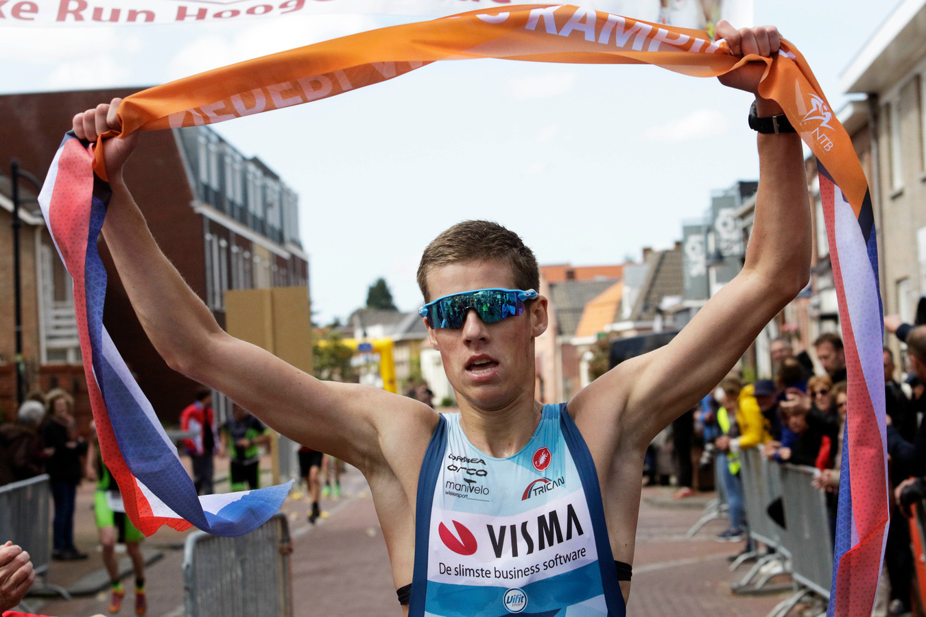 Thomas Cremers uit Elst verbijt de pijn na lelijke val voor de World ...