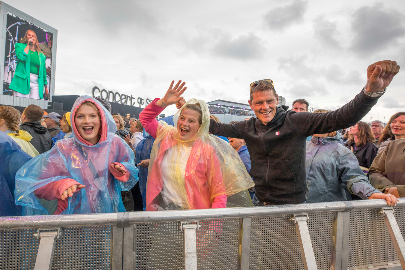 Feest in de regen: de jongens van Bløf staan weer op de dam | Foto | AD.nl