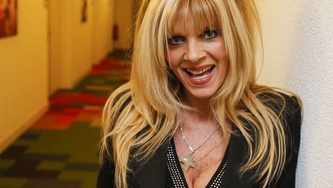 Kim Holland wil mannen aan 'ondeugend seksleven' helpen | Sterren | AD.nl