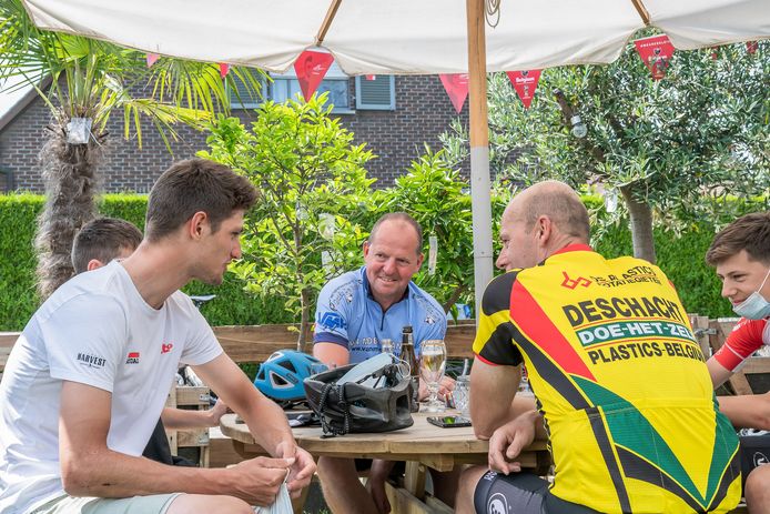 Brent Van Moer brengt bezoek aan supporterscafé De Voermansrust na ...