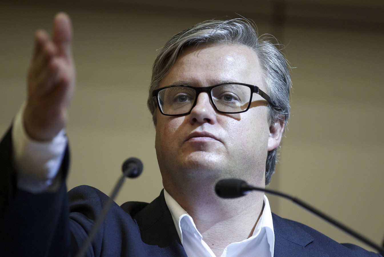 Politicoloog Carl Devos geeft studenten leuk cadeautje | Foto | hln.be