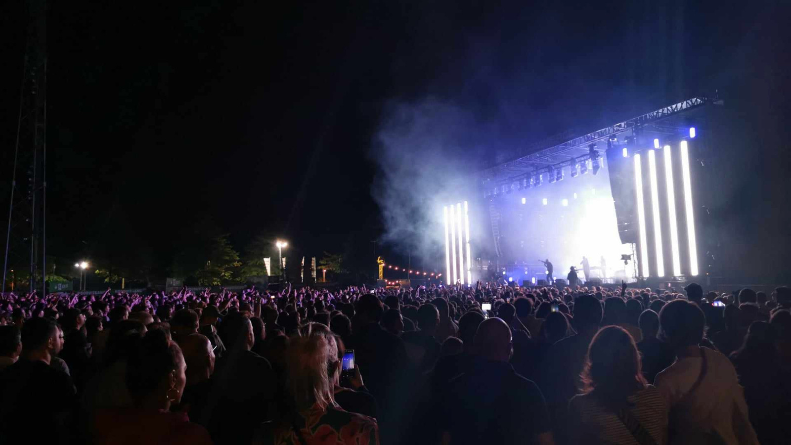 Achtduizend fans vieren zilveren jubileum ’t Hof van Commerce: “Trotser ...