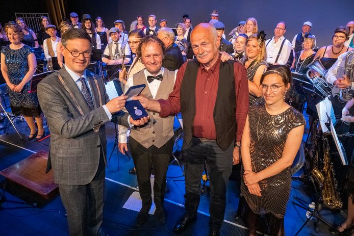 Honderd jaar ‘toeteren’ goed voor koninklijke erepenning voor Souburgse ...