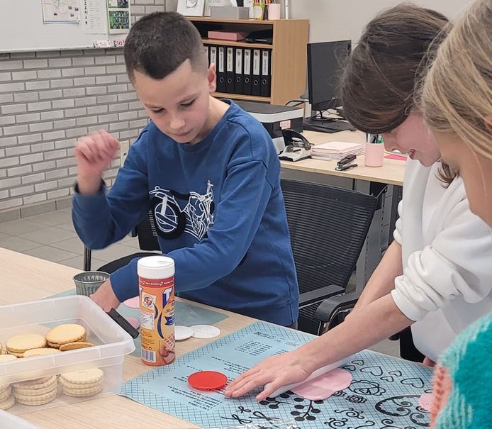 Leerlingen en leerkrachten De Boomgaard bakken koekjes ten voordele van ...