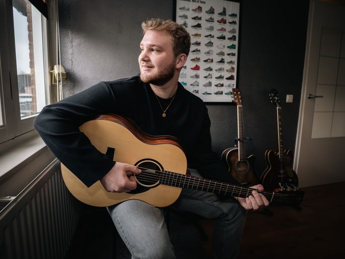 Lars (19) wil doorbreken als singer-songwriter: ‘t begon nadat een schoolvriendin hem aanwees ...