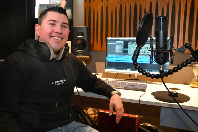 Rapper Bas uit Vlissingen kreeg bij zijn nieuwe plaat hulp van één van ...