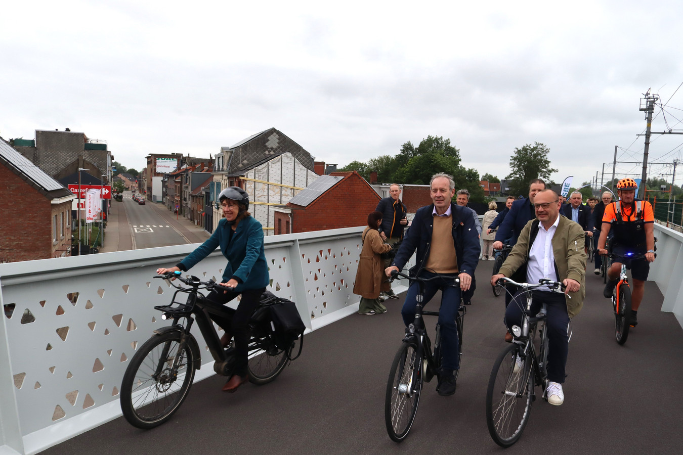 Fietsbrug over Vijfstraten officieel geopend: “Kinderen kunnen nu veilig druk kruispunt ...