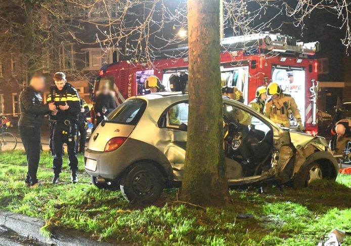 Auto knalt tegen boom na aanrijding, bestuurder gewond naar ziekenhuis | Den Haag | AD.nl