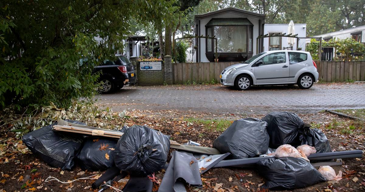 Afval bij woonwagens aan de Fakkellaan in Eindhoven stapelt zich op ...