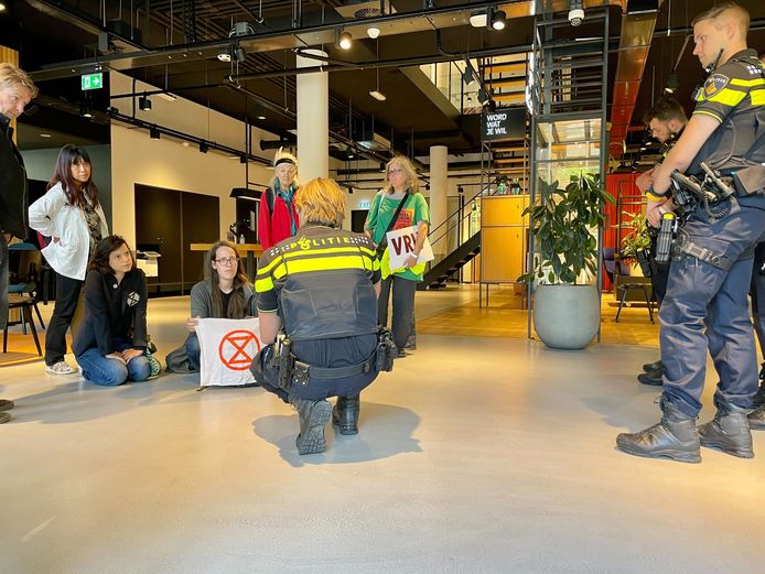 Politie maakt (kalm) einde aan klimaatacties bij 22 ING-kantoren ...