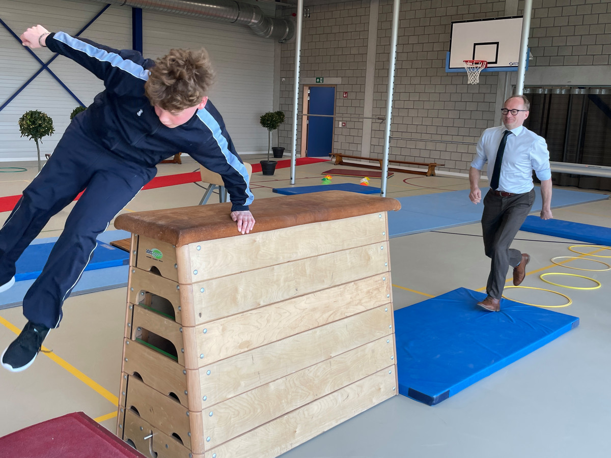 Kinderen Koninklijk Werk Ibis sporten in nieuwe turnzaal met zicht op ...