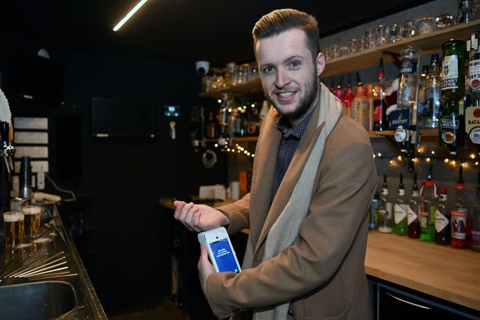 KIJK. Leuvenaar Jonas (24) laat derde betaalchip in hand plaatsen ...