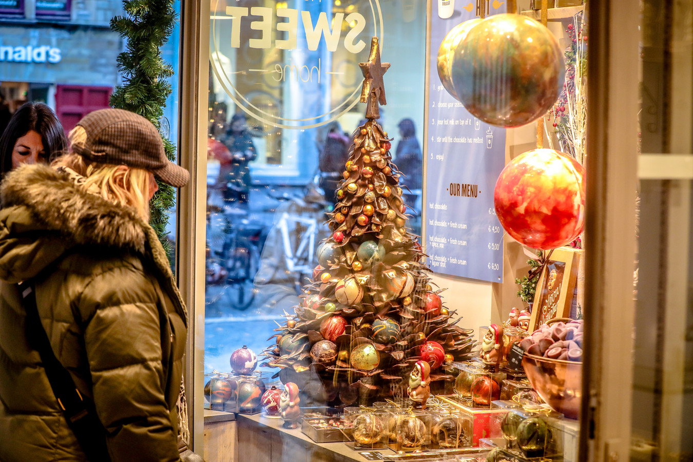 Deze Brugse winkeliers zijn trots op hun kerstetalage: “We draaien 1/3 ...