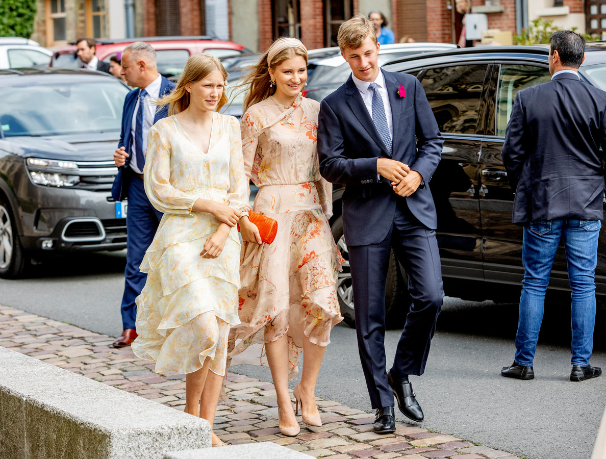 IN BEELD. Bijna voltallig gezin van koning Filip aanwezig op huwelijk van broer koningin ...