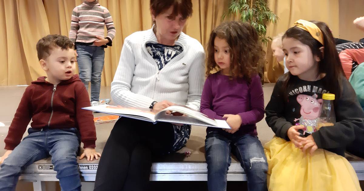 Ademloos luisteren naar Lot uit Sesamstraat in bibliotheek Almelo ...